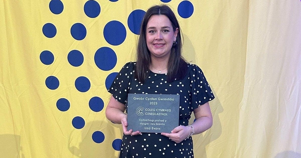 Lisa wins award for enriching learner and apprentice experience | Coleg ...
